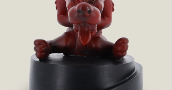 Hellhound on pedestal (round) red, 14 cm